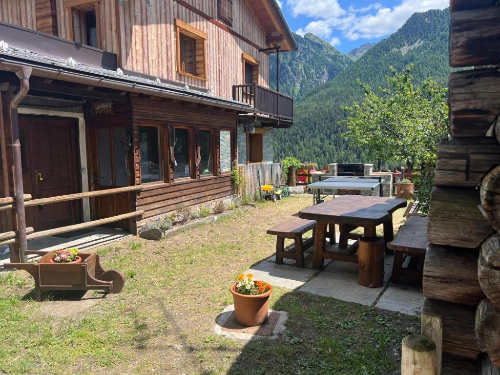 JOIVY Modern family chalet with stunning mountain views, Champoluc ...