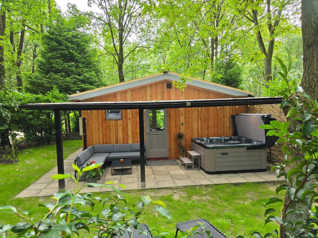 Tiny Lodge met prive Jacuzzi, Lanaken (updated prices 2025)