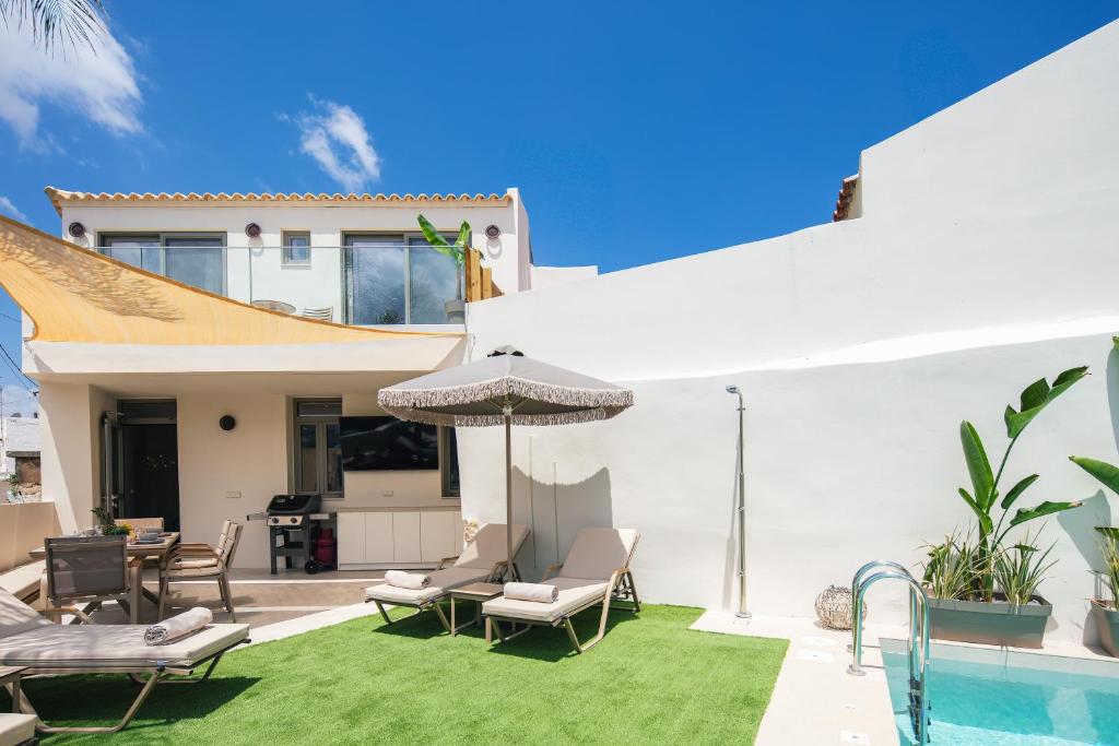 Soliva Villa, a modern cottage hideaway, By ThinkVilla, Gonia (precios ...