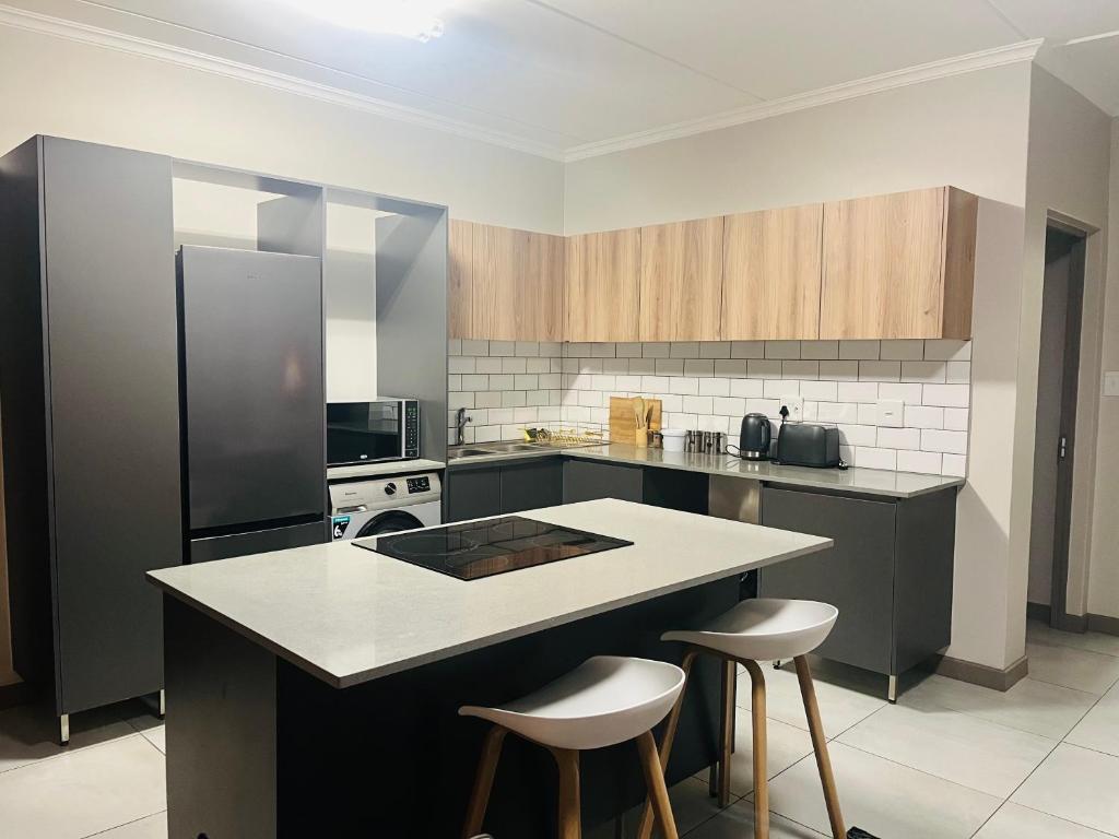 13 Elizabeth Place - Beautiful 2 bedroom unit next to Kyalami Racetrack ...