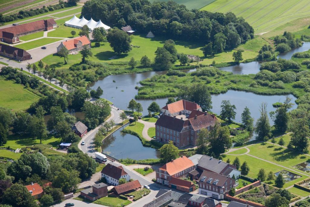 Den Gamle Kro ved Gram slot, Gram (precios actualizados 2025)