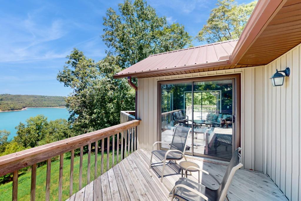 Tranquil Lakeside Haven, Eureka Springs (updated prices 2025)