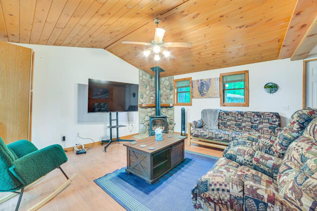 Rustic Michigan Lakeside Cabin with Private Dock!, Rose City (precios ...