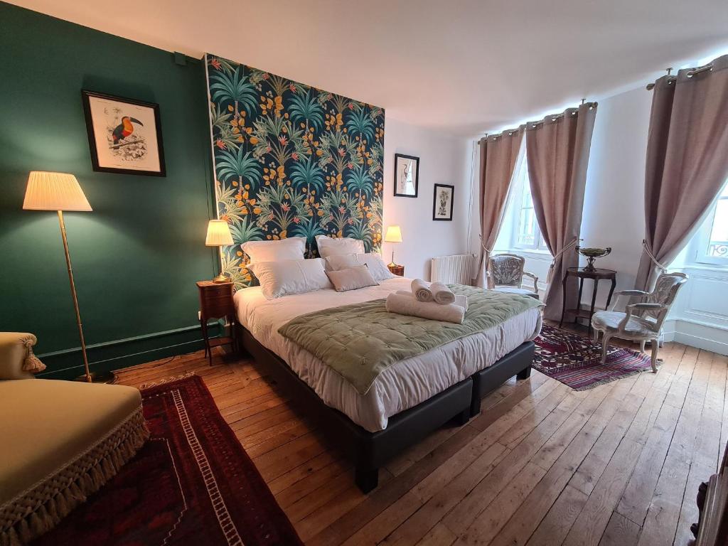 Chambre spacieuse avec grand lit et salle d'eau privée, petit-déjeuner inclus - Châteauroux - FR ...