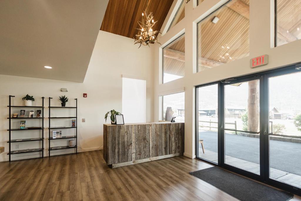 Wonderstone at Glacier, Columbia Falls (updated prices 2025)