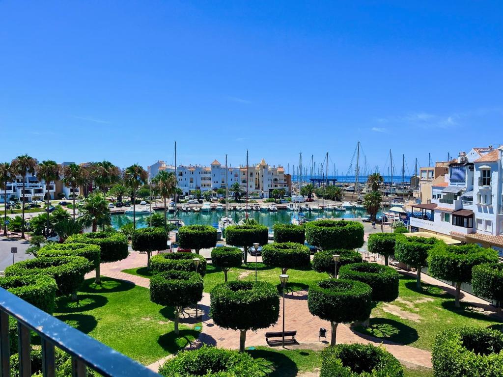 Luminoso ático en el Puerto de Almerimar, Almerimar (updated prices 2025)