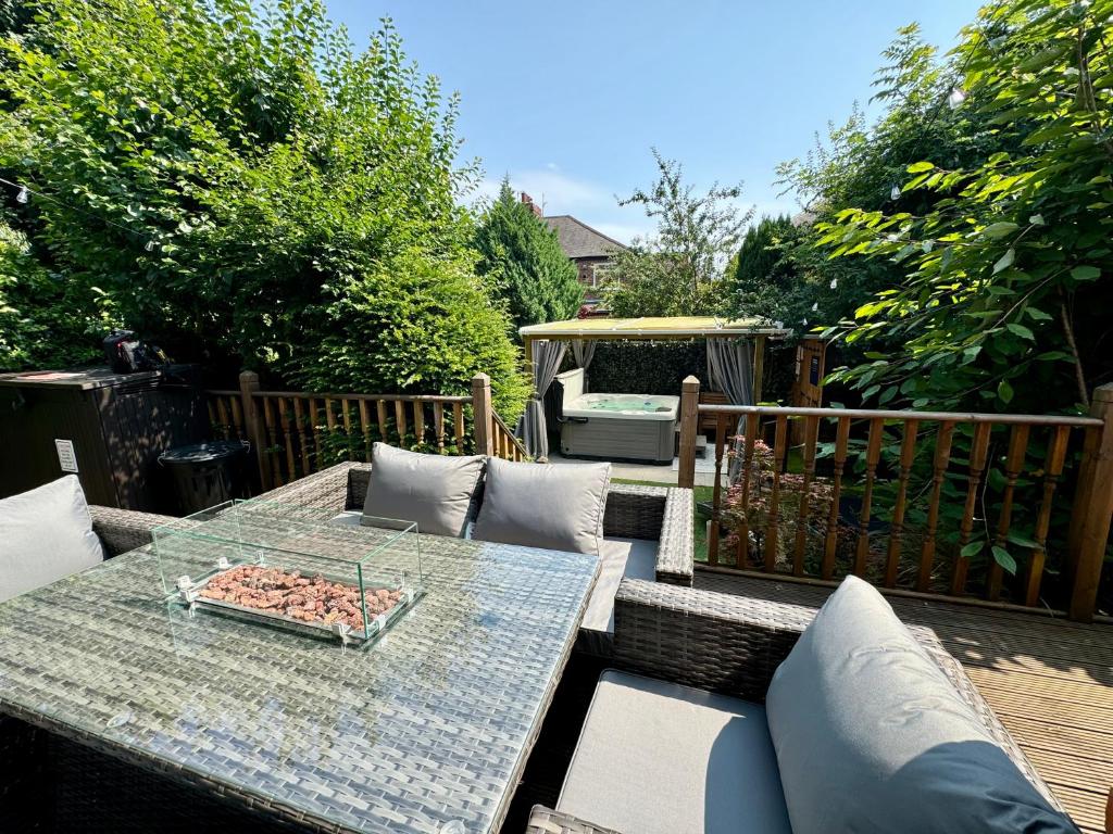 Freeman Hot Tub House, Free Parking, Transport Links, Longbenton ...