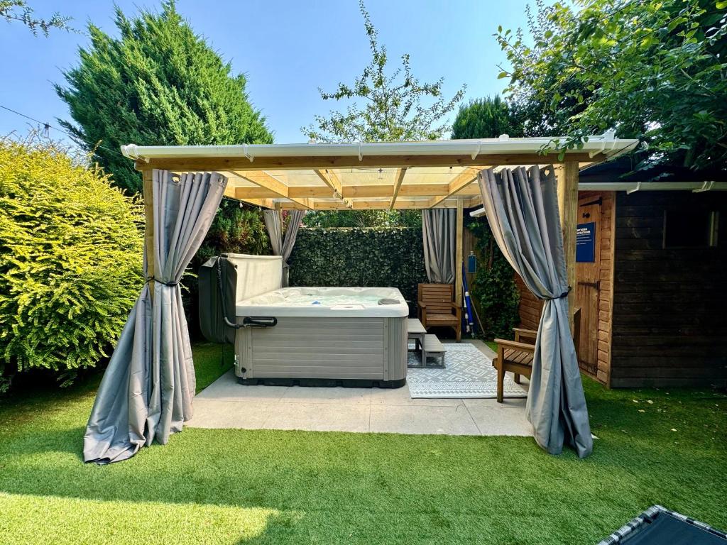 Freeman Hot Tub House, Free Parking, Transport Links, Longbenton ...