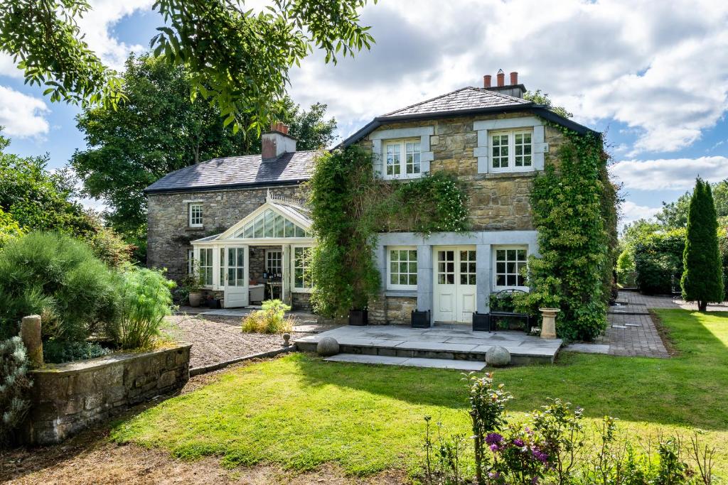 Tranquil riverside farmhouse, Mullingar (updated prices 2024)