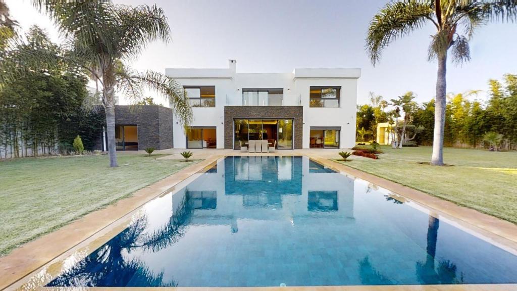 Villa S- Luxurious 8 masterbedrooms villa on 3000m2, close to all ...