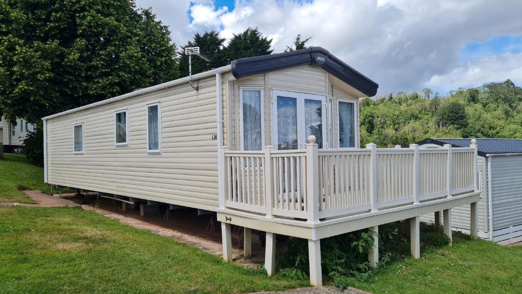 Beautiful 2 bed static caravan with decking at Hoburne Devon Bay ...