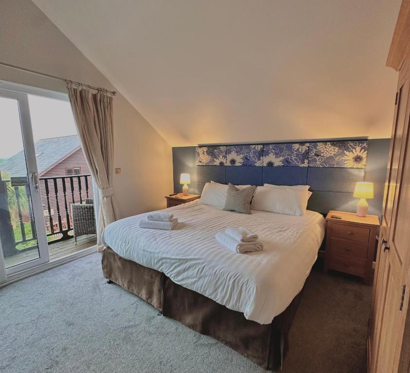 Hot Tub Lodge at Retallack Resort with 2, Padstow (updated prices 2024)