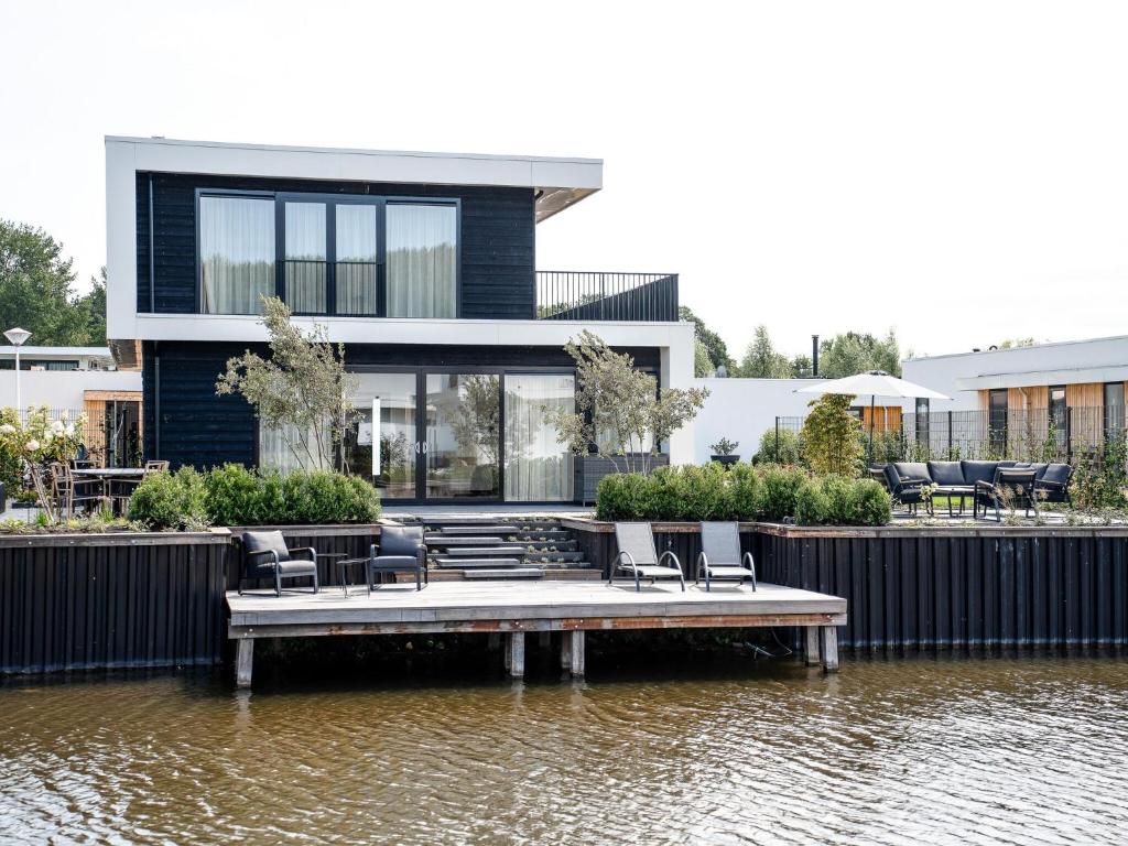 Water villa with garden and jetty near Harderwijk, Zeewolde (updated prices 2025)