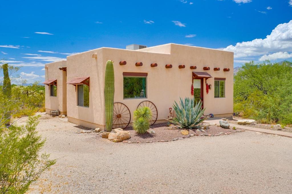 Chic Tucson Casita with Deck and Panoramic Views!, Tucson (updated ...