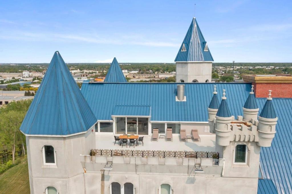 Luxury Penthouse at The Grand Castle, Grandville (updated prices 2025)