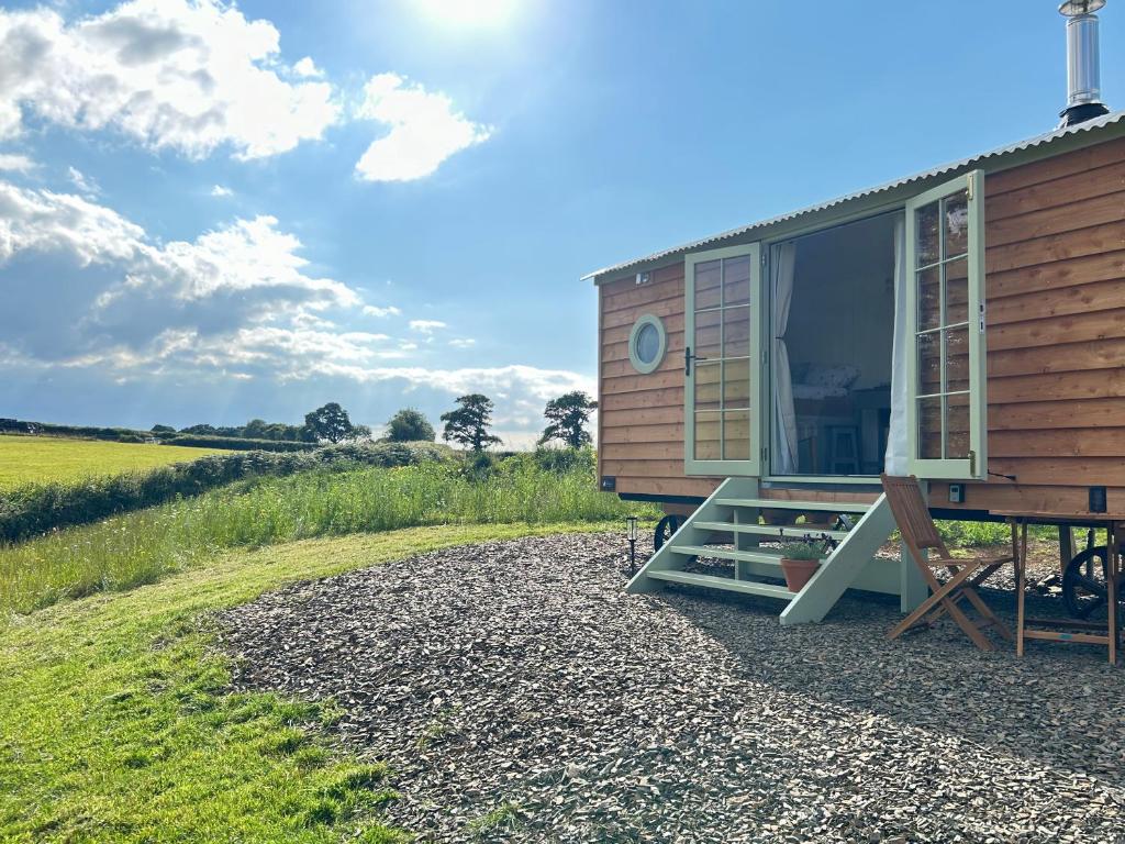 Beautiful Devon hut w wood burner& open views, Umberleigh Bridge ...