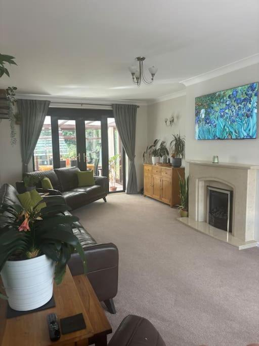 Spacious 4 bed family style house with garden, Huntington (updated ...