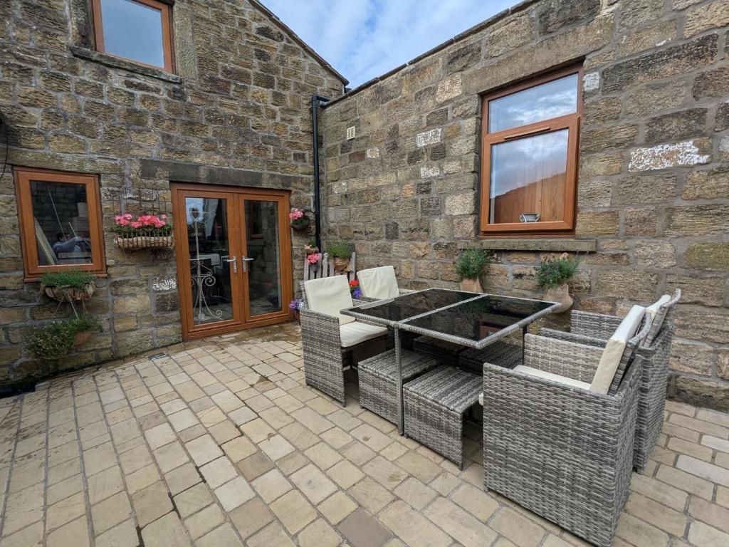 Cozy Cottage Close to Haworth Sleeps 2 with Garden, Keighley (updated ...