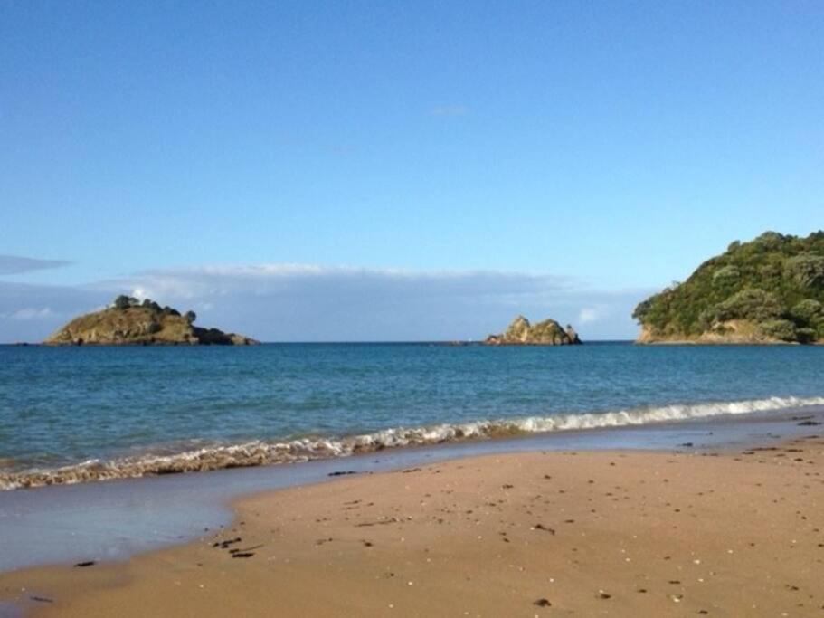 Beautiful Te Ngaere Beach bach with spa pool, Kaeo (precios ...