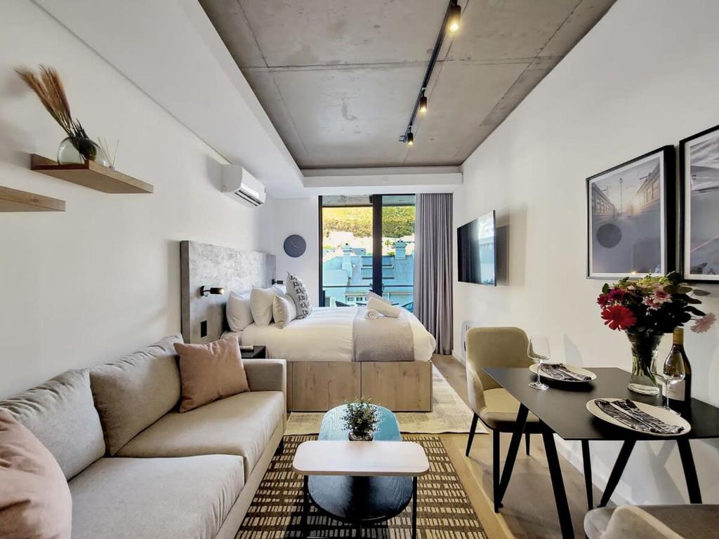 Modern, secure, new unit-perfect lock up and go!, Kapstadt ...