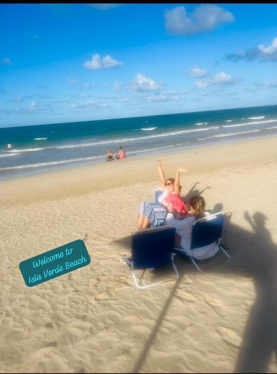 Isla Verde frente a la playa y Piscina, Céntrico y Accesible, San Juan ...