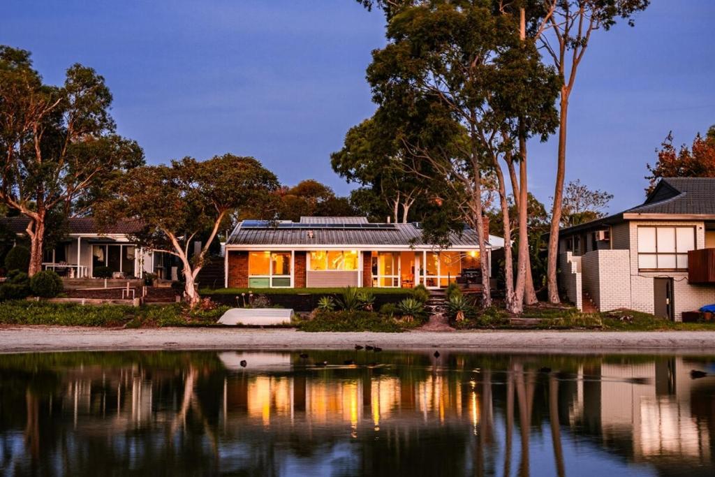 Lakefront 4 Br House At Patterson Lake Kayakbbq, Patterson Lakes ...