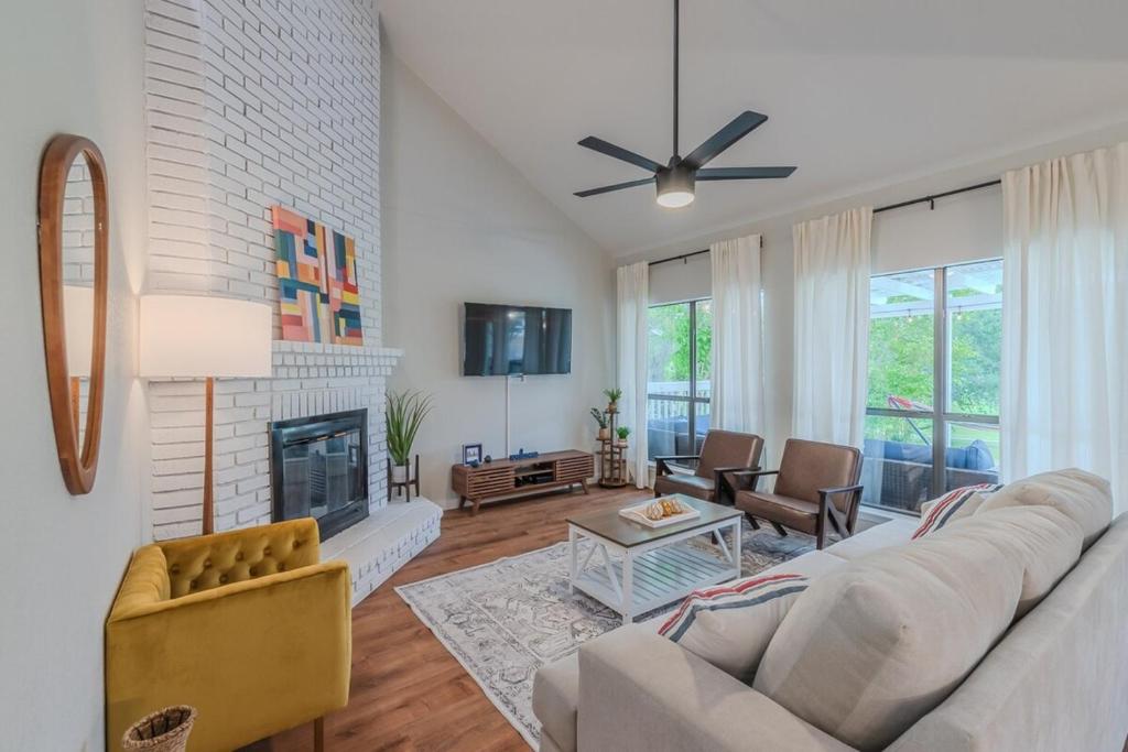 Stunning Deck, Hot-tub View To Lake & Golf Course, San Antonio (updated ...