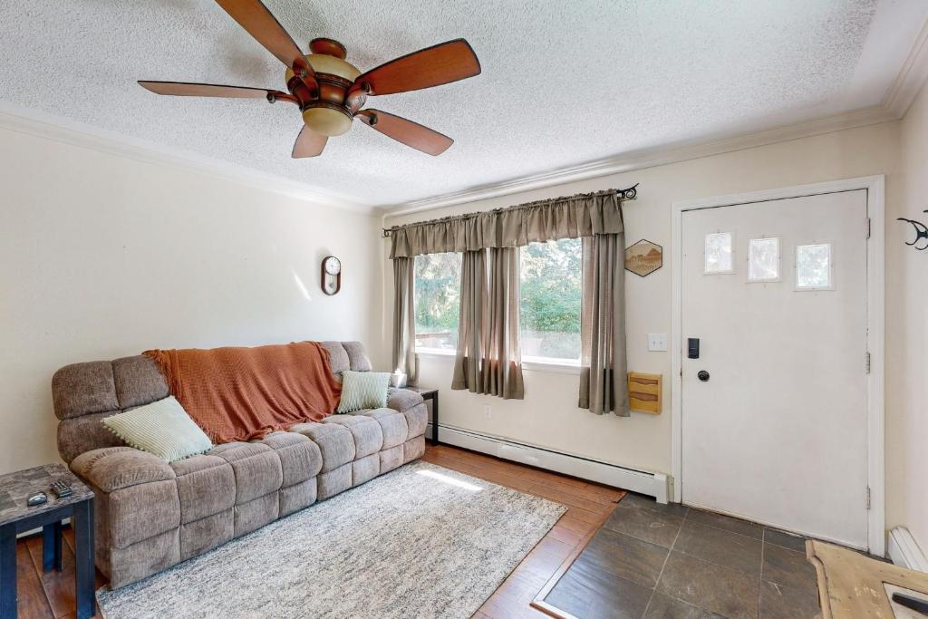 The Red Bench Retreat, Anchorage (updated prices 2026)