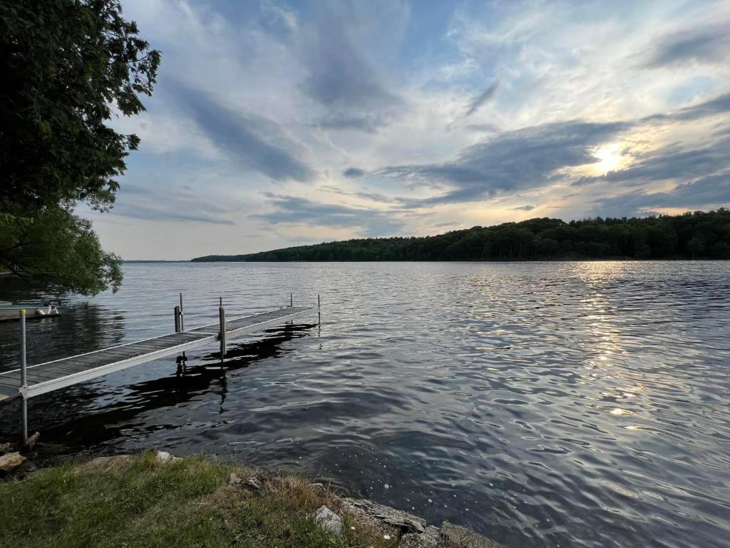 Chalet sur le bord de l'eau, Mallorytown (updated prices 2025)