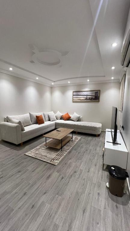 شقه غرفه وصالة بوصول ذاتي 404, Riyadh (updated prices 2026)