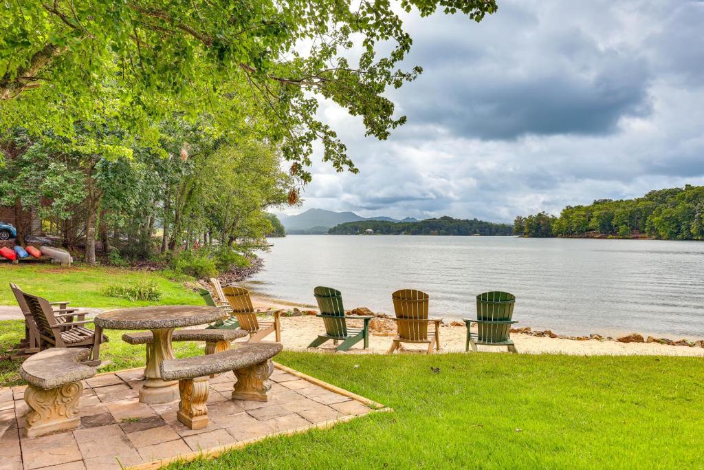 Cozy Lake Chatuge Getaway, Walk to Water!, Hayesville (updated prices 2025)