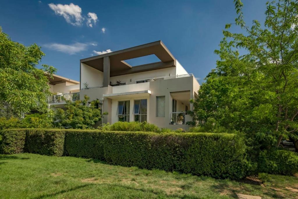 Central Canberra Stay Cozy Braddon Apartment with Parking, Canberra ...