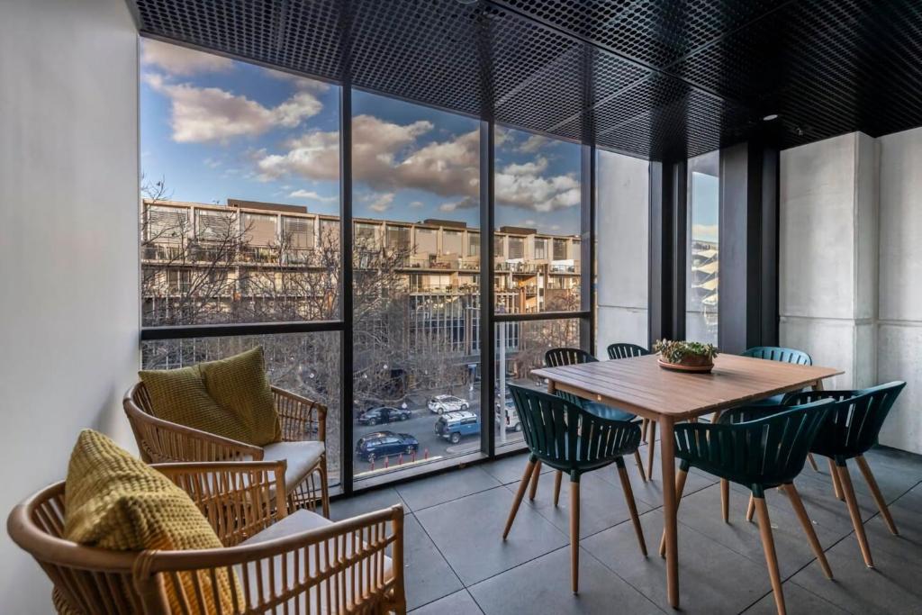 Architectural Delight On Lonsdale, Canberra (updated prices 2025)