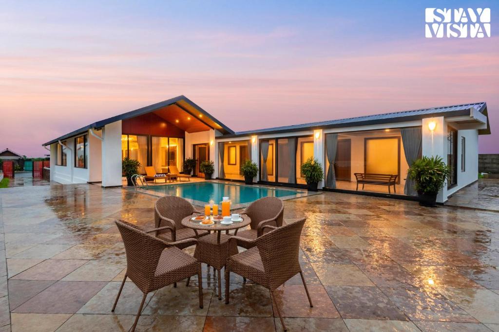 StayVista at Whispering Meadows - Pool, AC & View, Nashik (updated prices 2026)