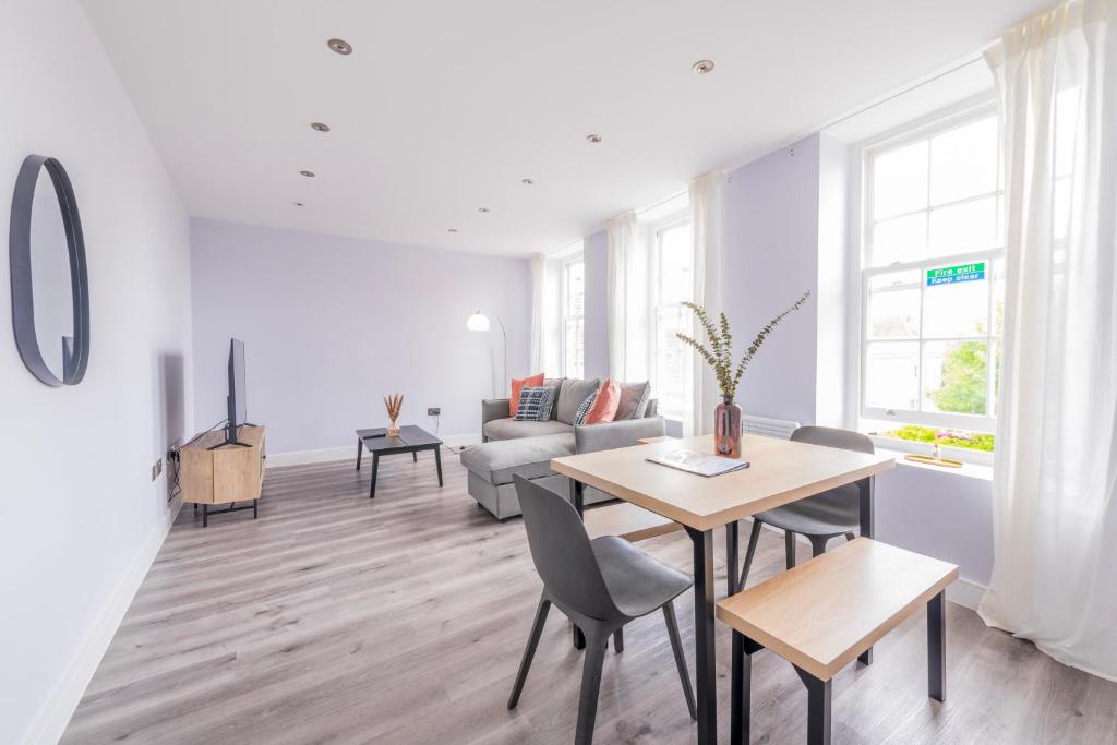 Modern Morris Mews - High Spec - 7 Guests, Abingdon (updated prices 2025)