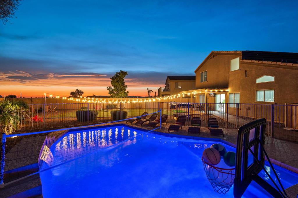 Mirage Peak Manor Luxury Villa Pool Spa Games Hosted by Relaxtay, Casa ...