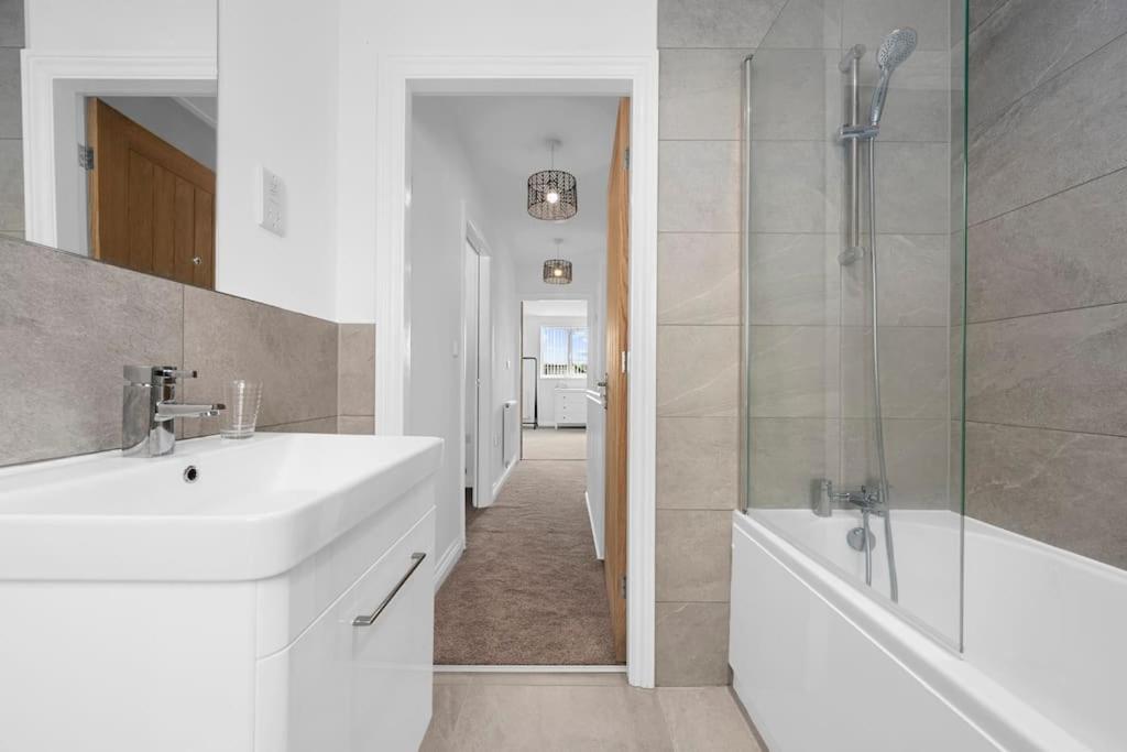 Chique Luxurious Modern Home, Worsley (updated prices 2025)