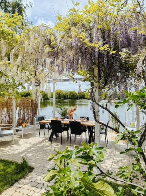 Therme - Corbeanca by The Lake Luxury Villa, Corbeanca (updated prices ...