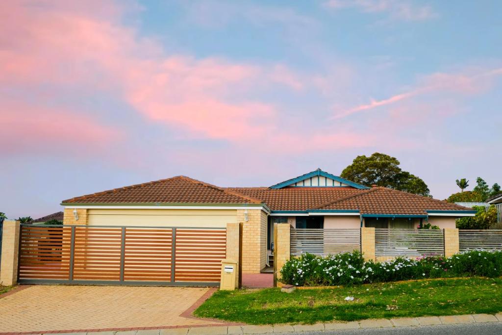 Luxurious riverside 5bedroom house, Perth (updated prices 2026)