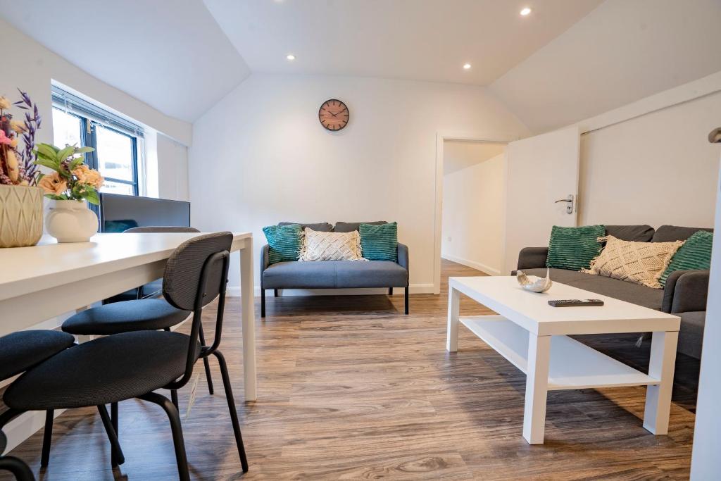 Ideal Uxbridge Hub, 3 Bed Flat Next to the Station, Uxbridge (updated ...