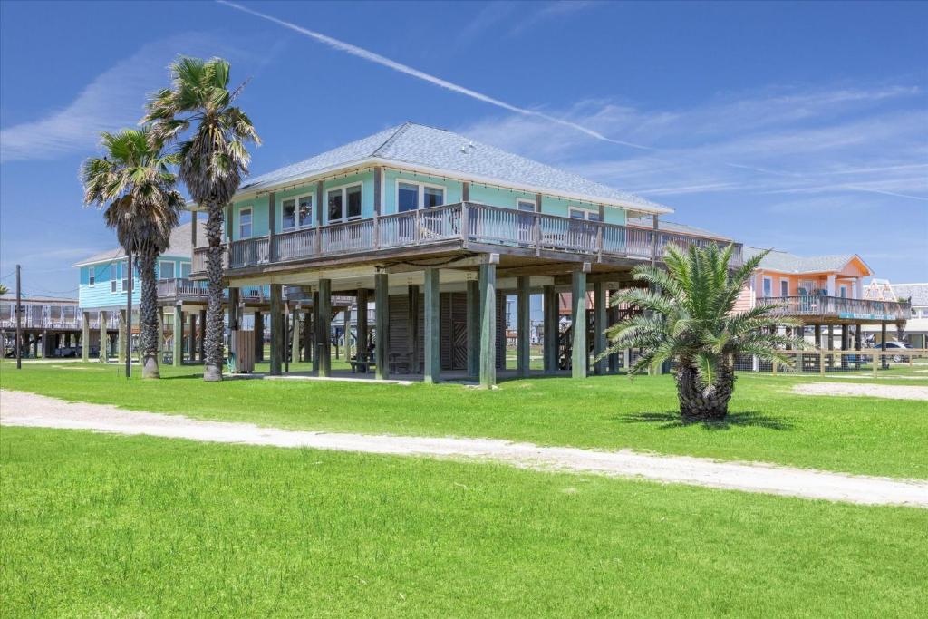 Surfside Retreat - Beautiful Views & Steps from the Beach!, Freeport ...