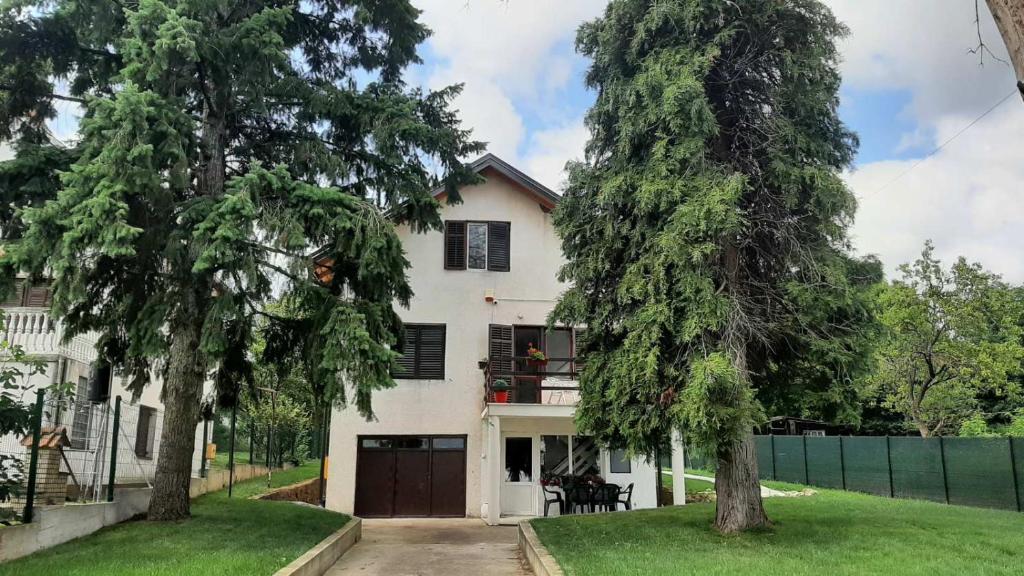 Green sanctuary 30 min from downtown Belgrade, Donja Ralja (updated ...