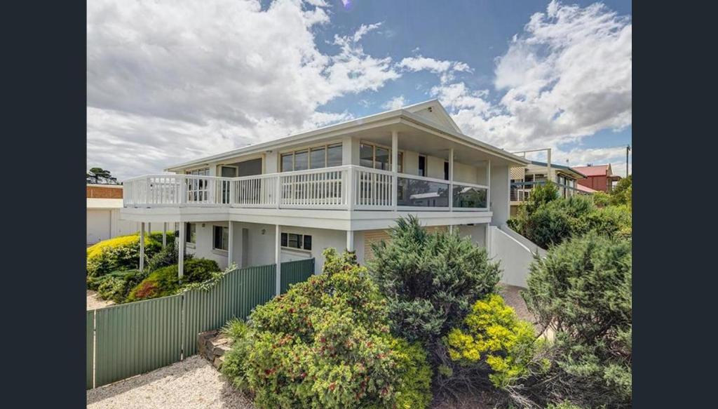 Breezes at Hayborough - Coastal beach house and pet friendly ...