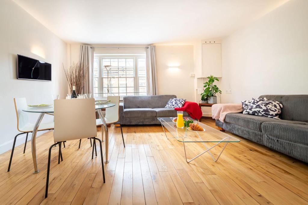 Spacious Apartment with a balcony in Prime Location in Farringdon ...