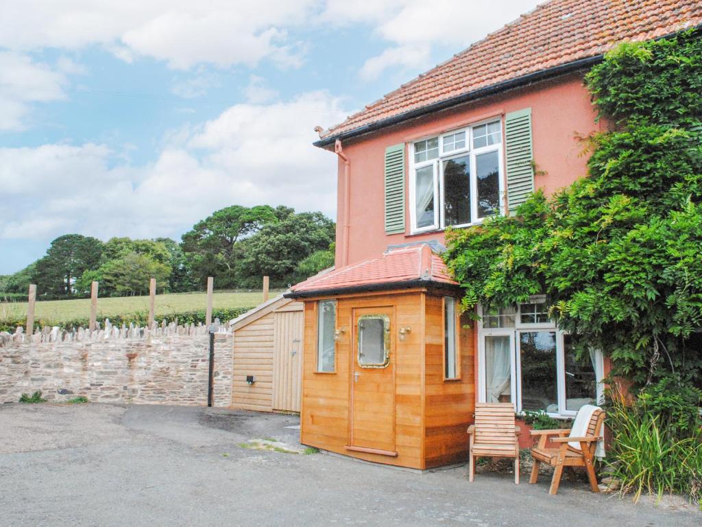 Captain's Lookout, Dartmouth (updated prices 2025)