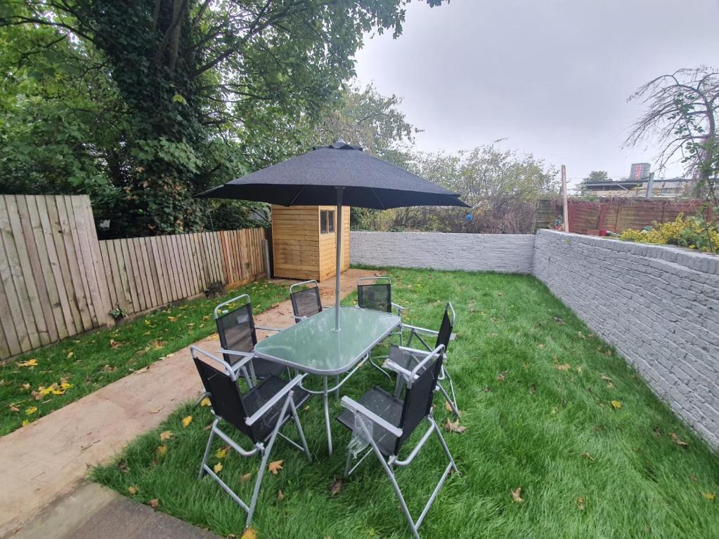 House in Tubbs, London (updated prices 2026)