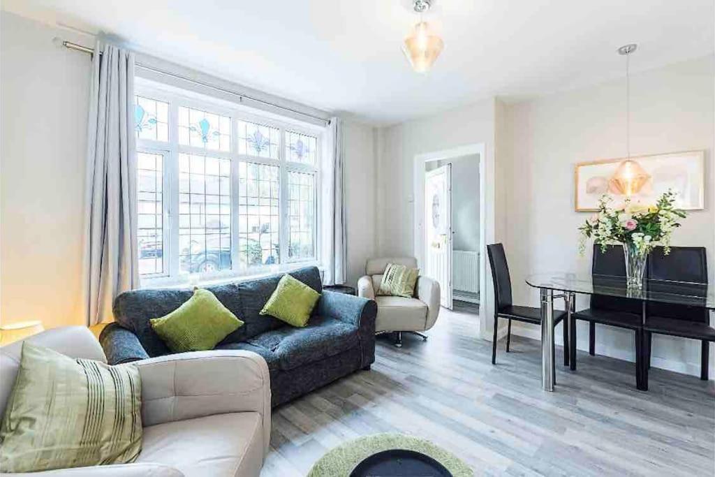 By Buildersbeds - Colne House 4 bedrooms, Harold Wood (updated prices 2025)