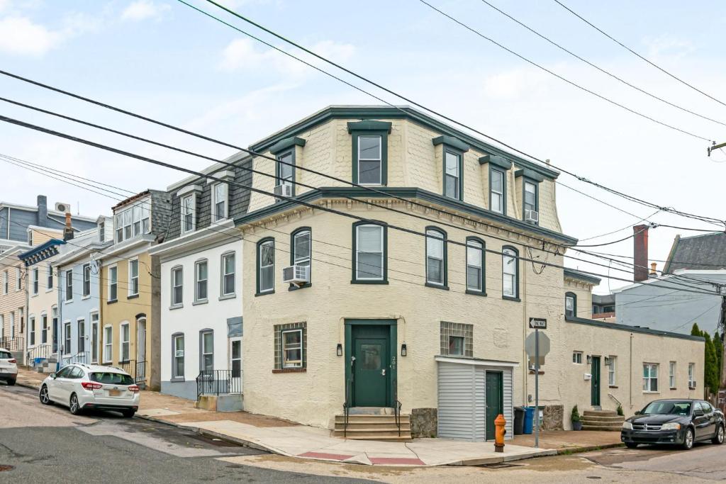 Large Bi-level Apartment in Heart of Manayunk, Bala-Cynwyd (updated ...