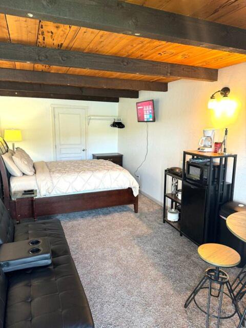 2nd Floor Studio, Gold Beach (updated prices 2025)