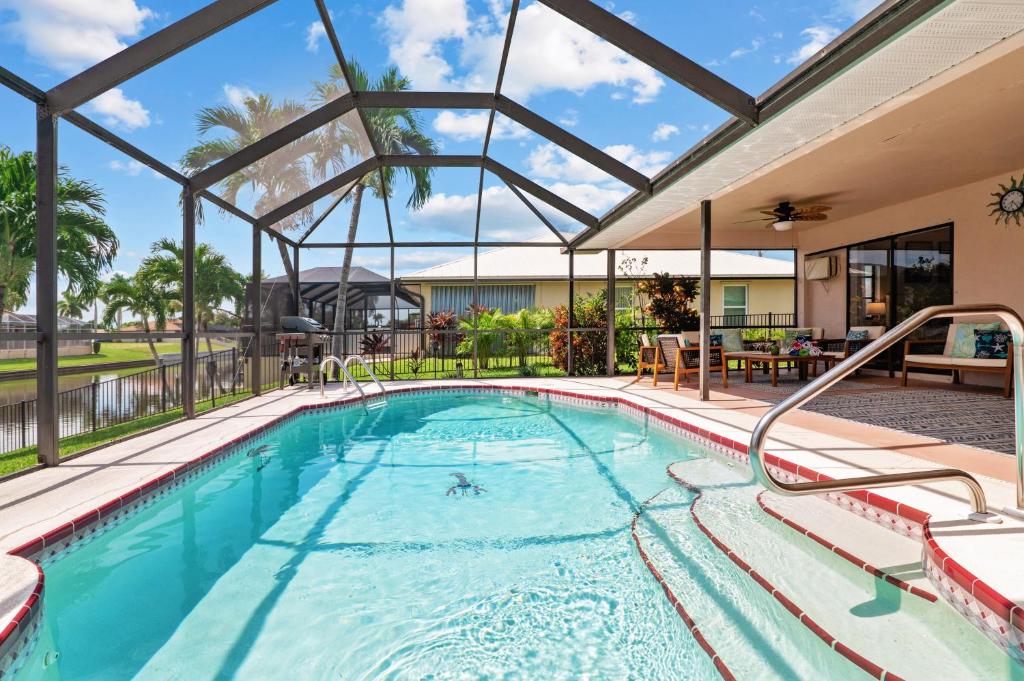 Pelican Paradise! Gulf Access, BBQ, Heated Pool, King Bed, Luxury ...